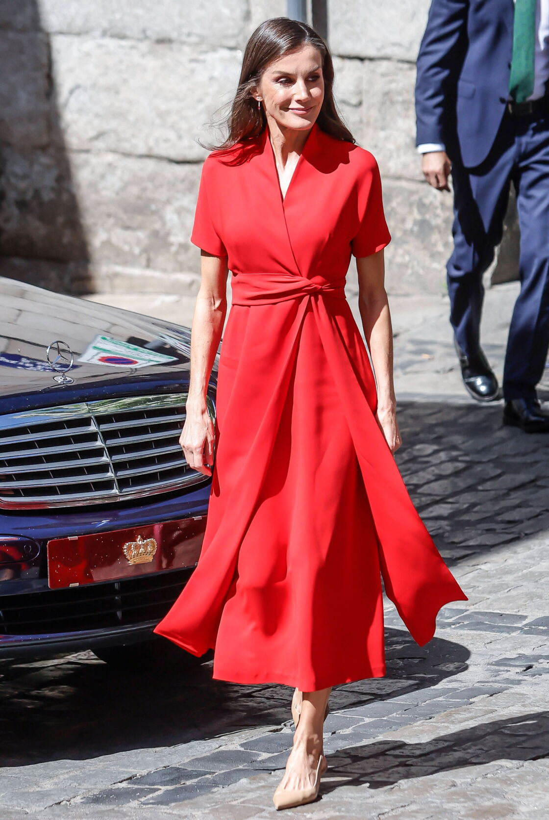En robe rouge cache-cœur et ceinturée, Letizia d'Espagne signe un sans ...