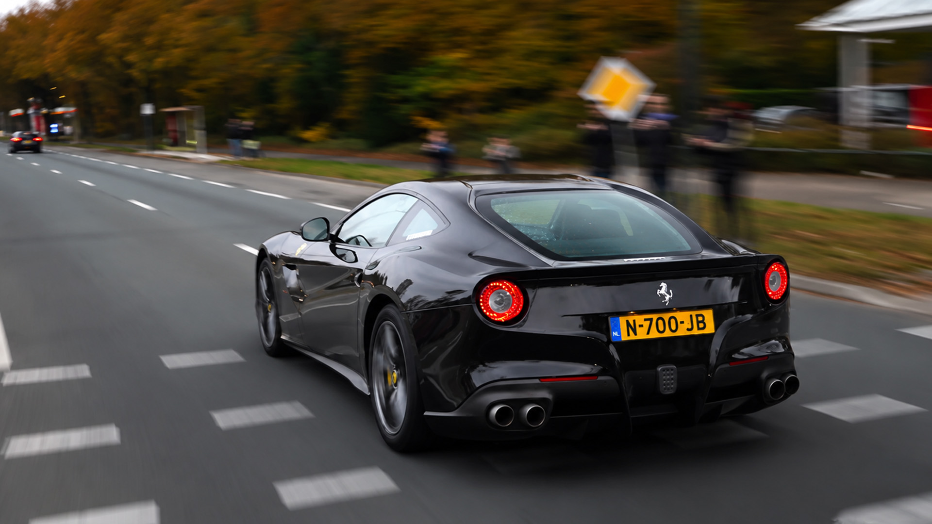 Aceleração barulhenta de uma Ferrari F12 que chama atenção na rua
