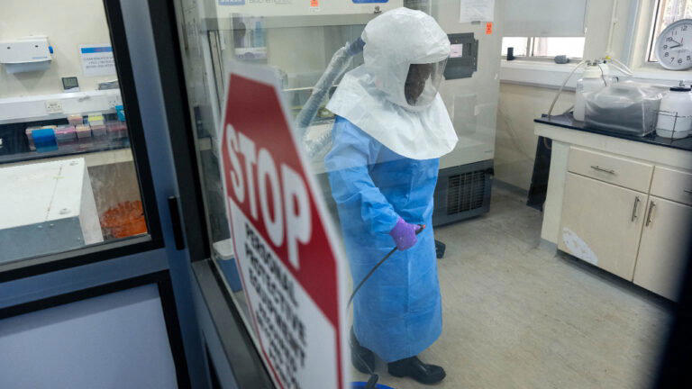 WHO-chef reist naar Congo voor bestrijding van ebola-uitbraak