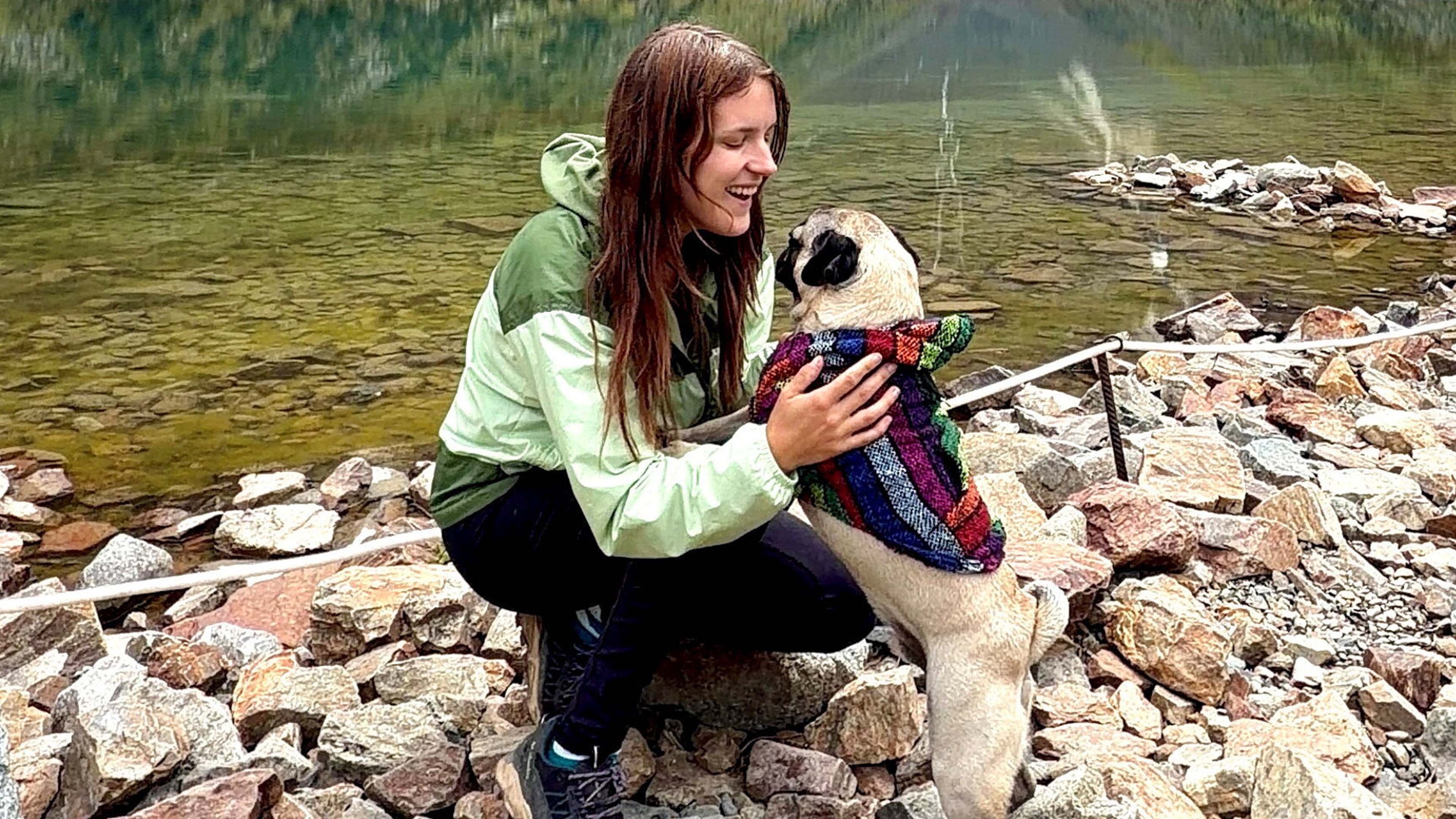 Frau und Mops reisen gemeinsam 177.000 Kilometer durch 18 Länder