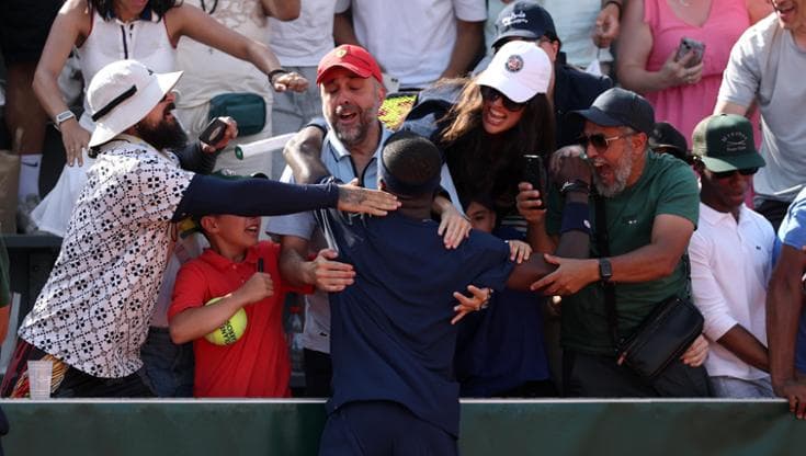 Ruba racchetta a Tiafoe al Roland Garros: "Se me la ridai ti regalo due ...