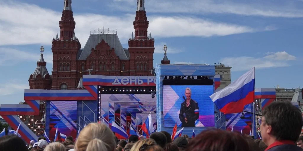 'Russia must never be betrayed': Pro-Putin pop star uses AI to force ...