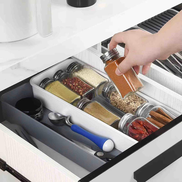 Rapi dan praktis! 8 model rak bumbu dapur minimalis modern