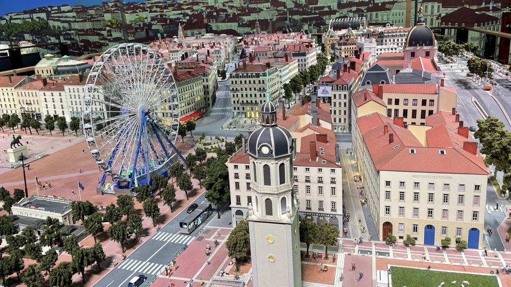 Pour les 10 ans de ce parc d'attractions, le billet d'entrée est à 10 ...