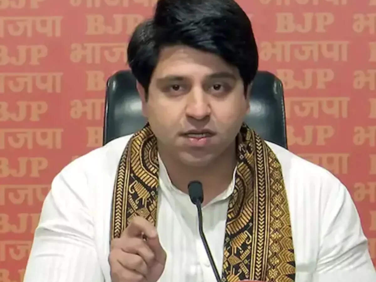 BJP alleges Congress-led Kerala govt insulted Vande Mataram, governor ...