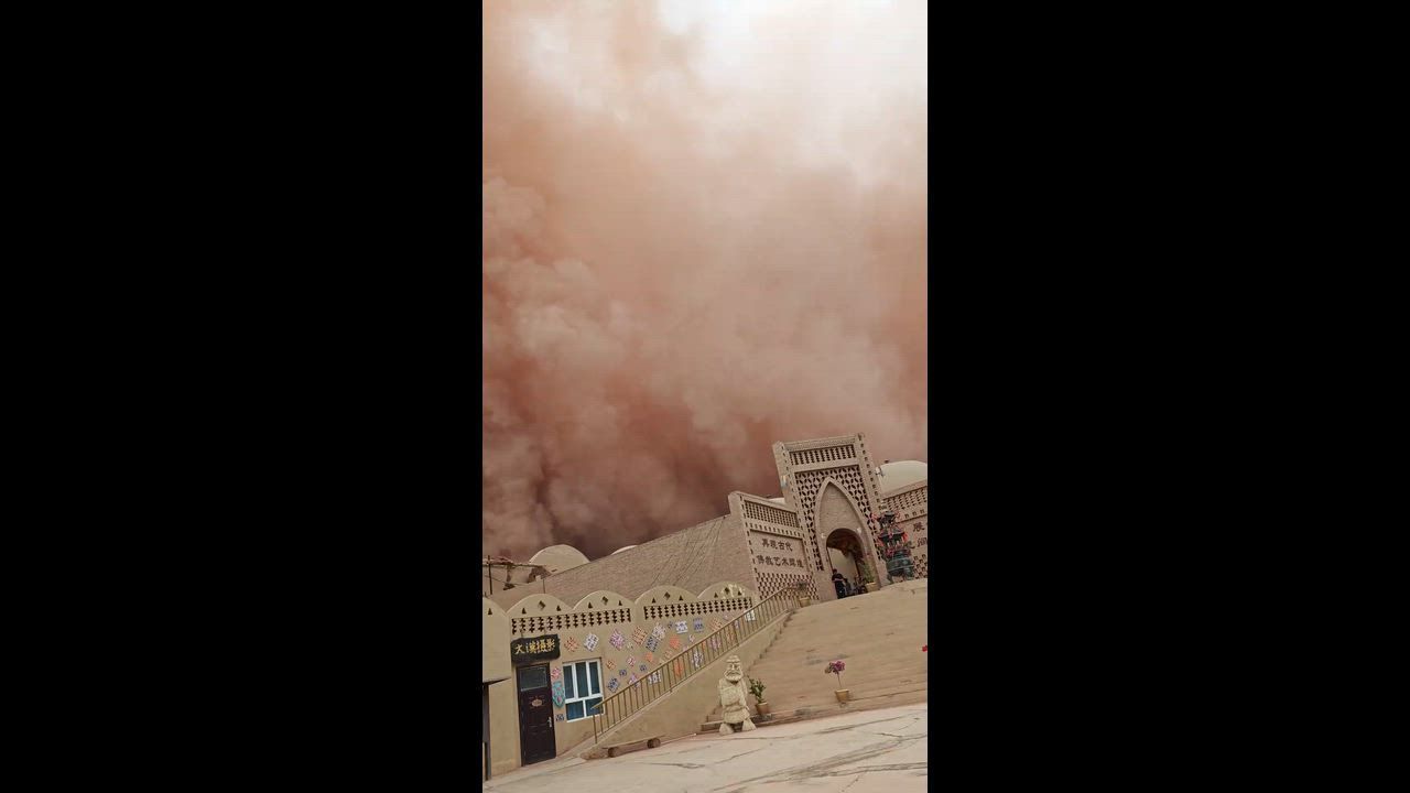 China: Massive orange sandstorm sweeps Flaming Mountains tourist area ...