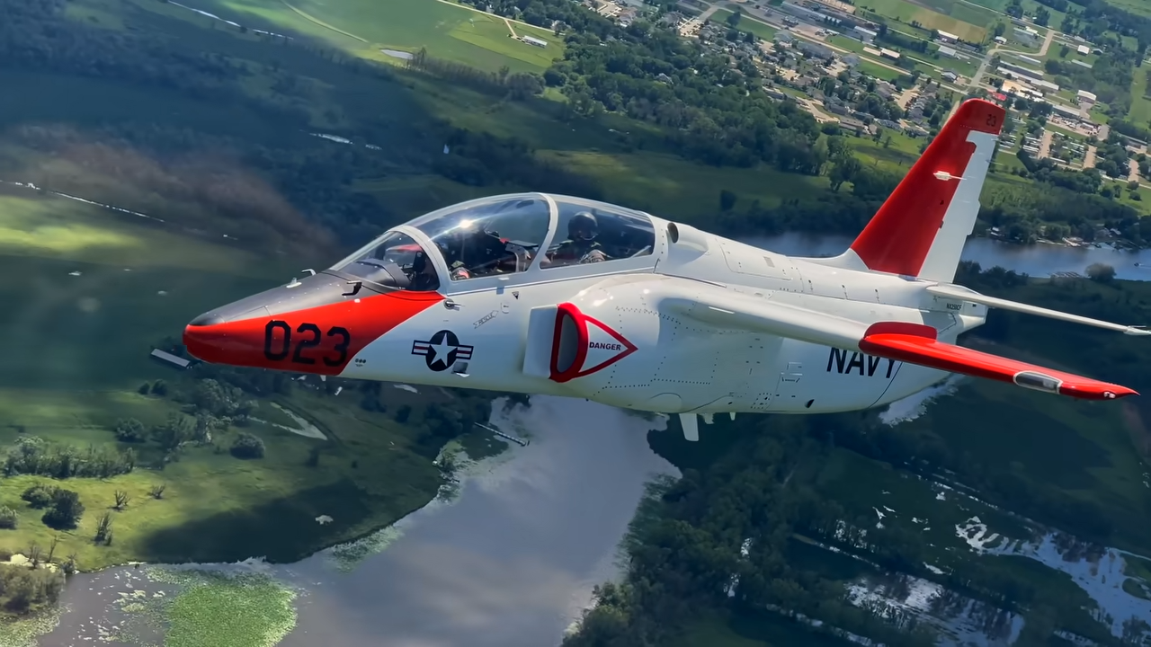 Watch an electrical fire break out during formation flight - "Mid air"