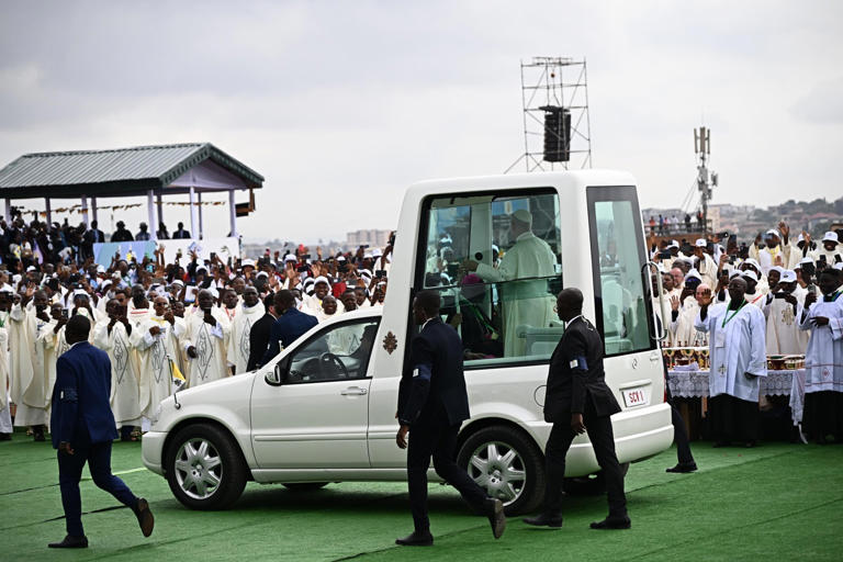 Papamóvil clásico y 'buggies' de golf, los vehículos que utilizará León ...