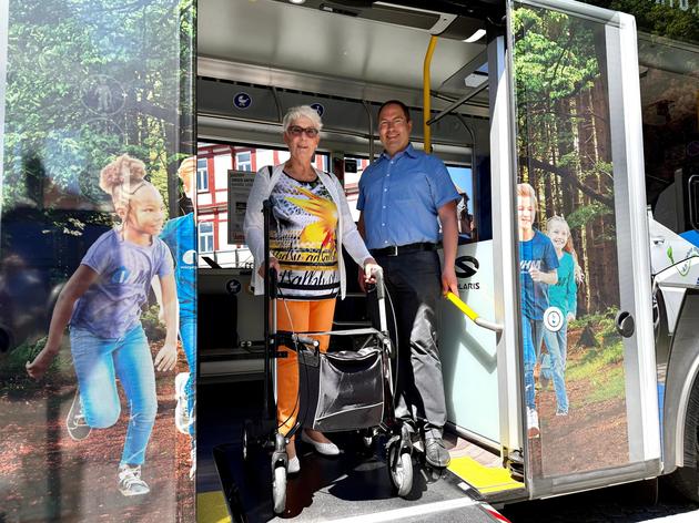 Rollator-Training im Bus: Wie steigt man am besten ein und aus?