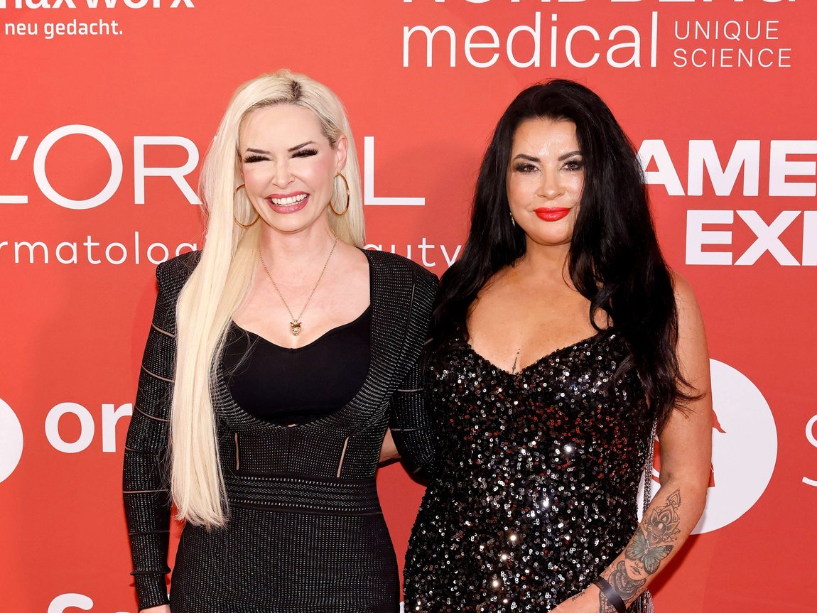Daniela Katzenberger beams with mom Iris on the red carpet