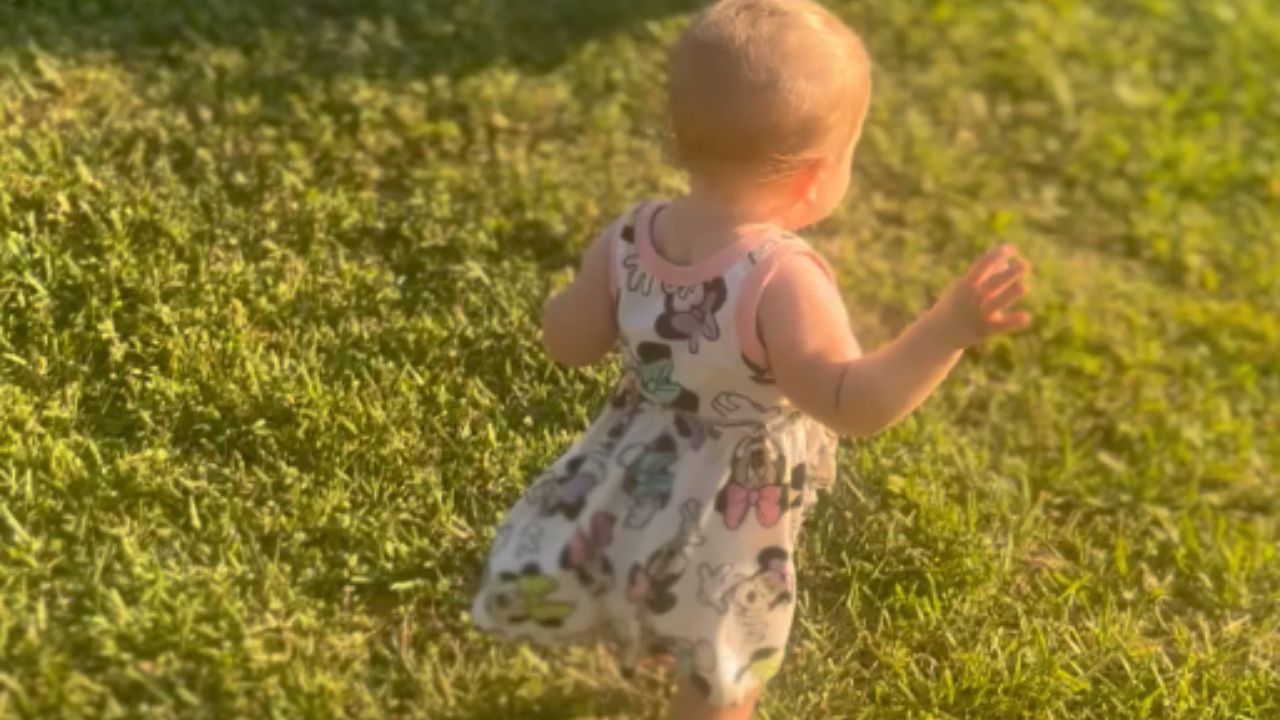 Dad's truck music inspires barefoot dancing as little girl waves ...