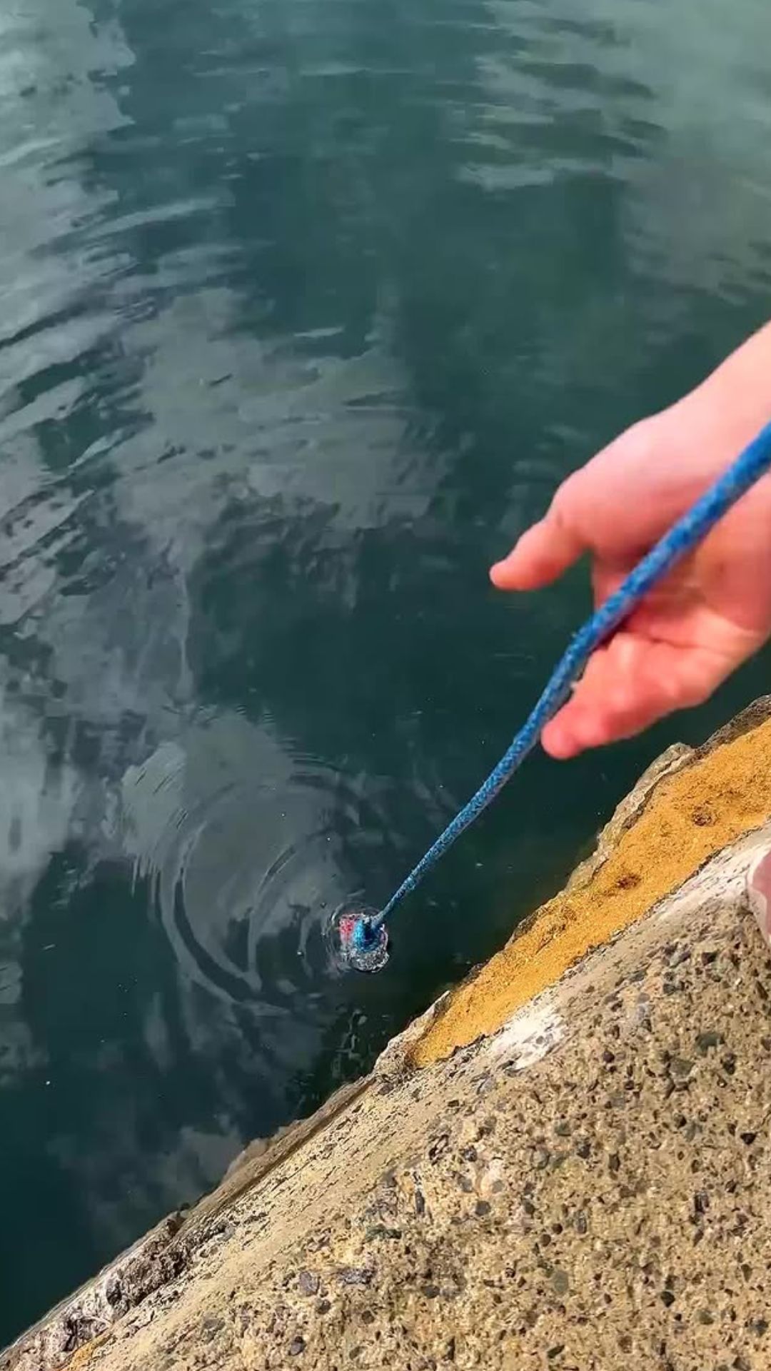 Magnet fishing adventure: Treasure found in the sea!