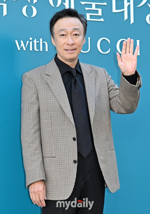 [MD포토] 이성민, '회장님의 손인사'