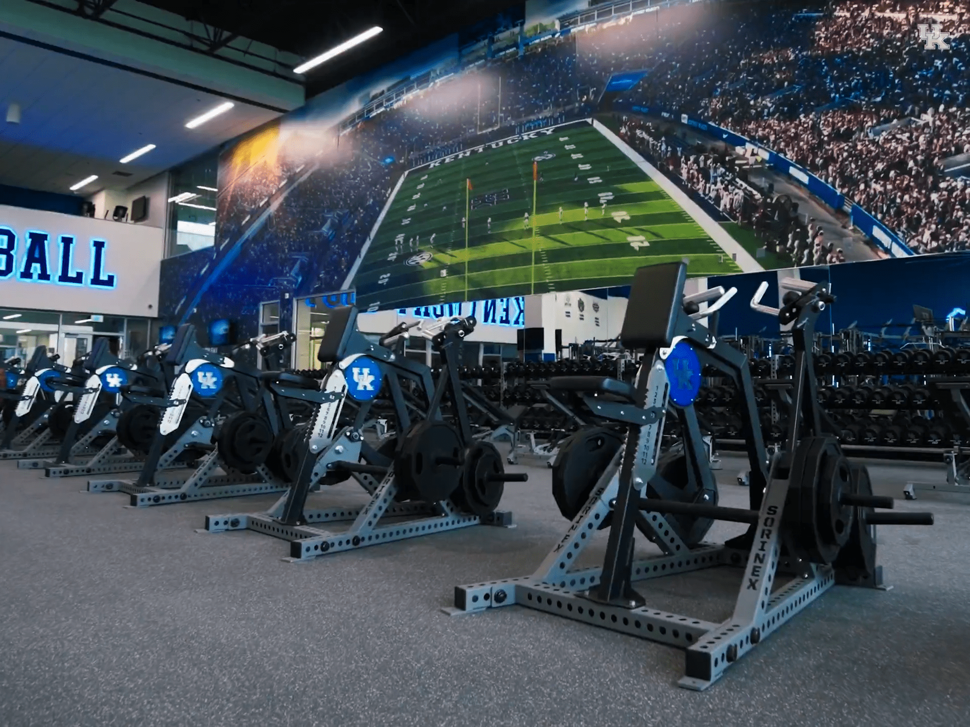 Kentucky football unveils new $3 million weight room