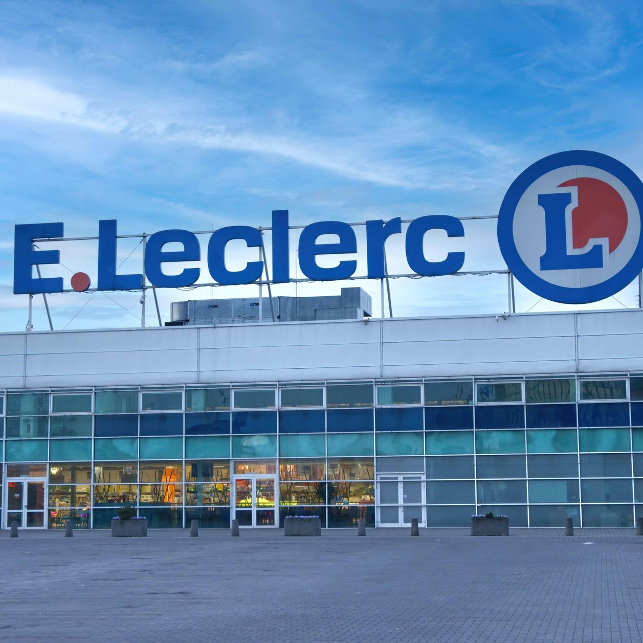 Après 40 ans chez ELeclerc, ce boucher prend sa retraite sans se douter ...