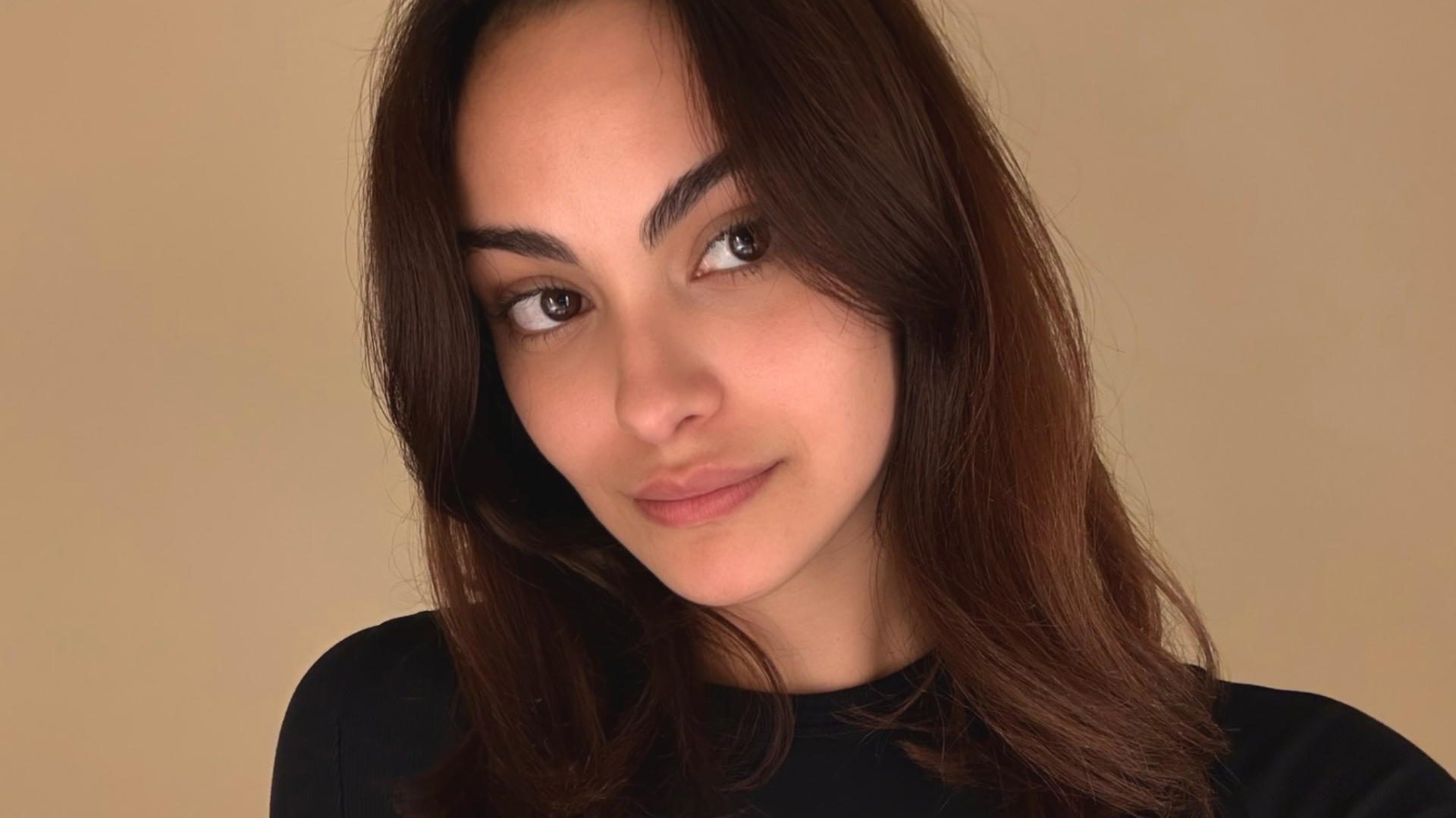 Op de rode loper straalt Camila Mendes in een zwierige jurk