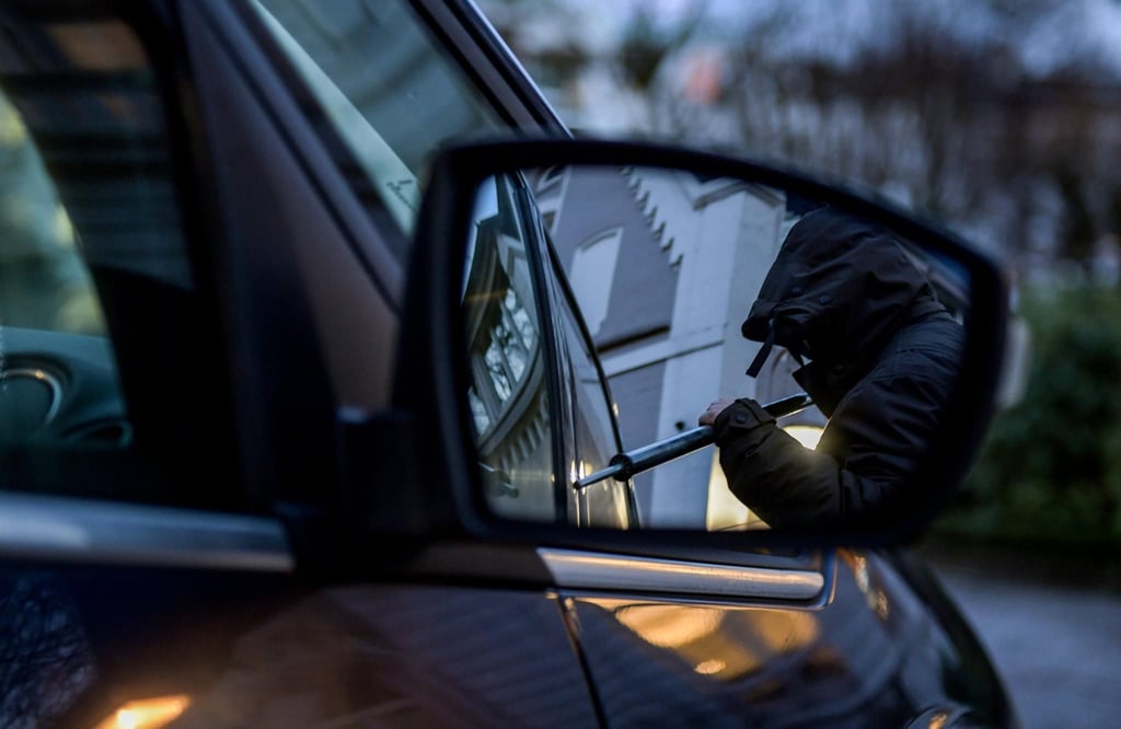 Dieb stiehlt Geld und Scheckkarte aus unverschlossenem Auto