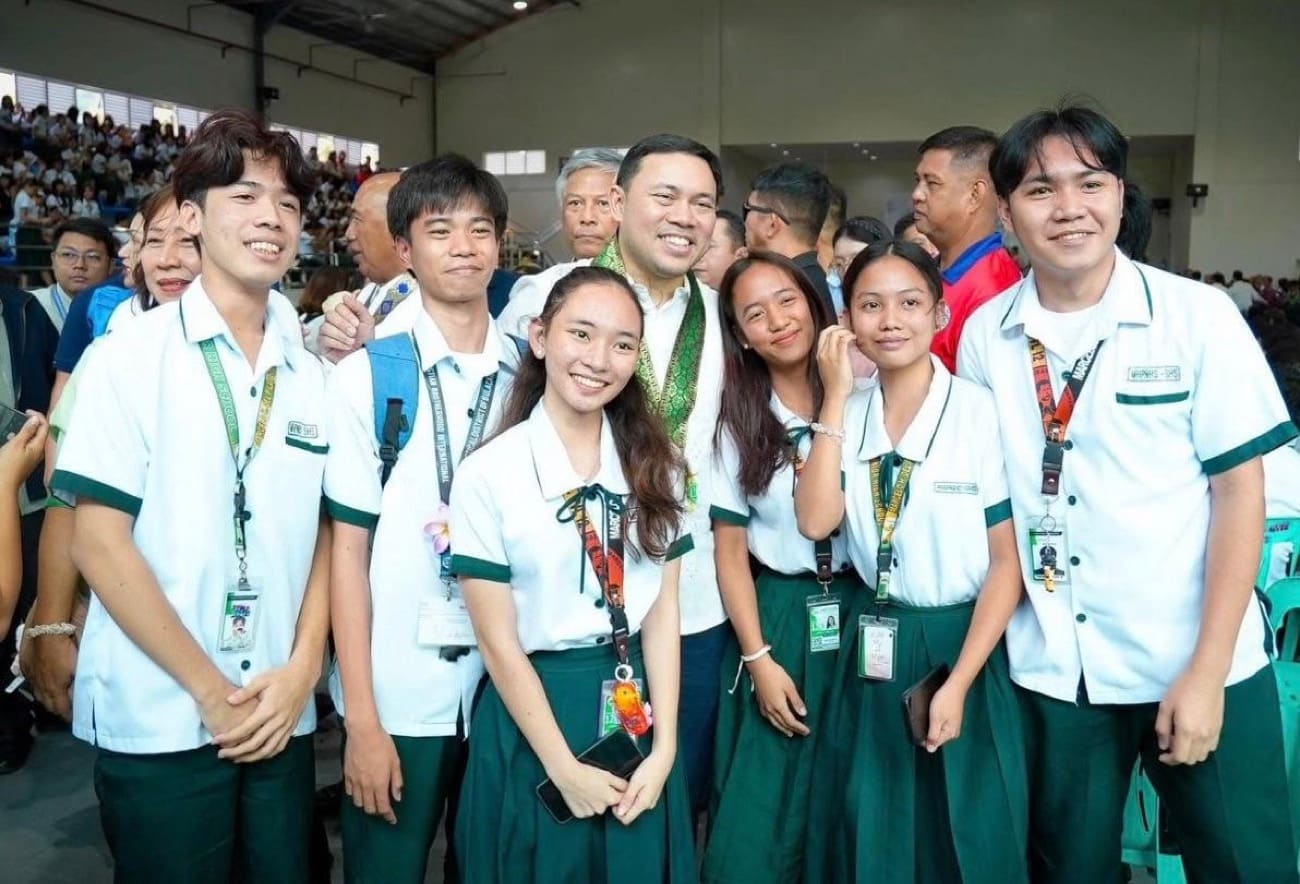 Mark Villar hails outstanding college grads, student leaders of 2026