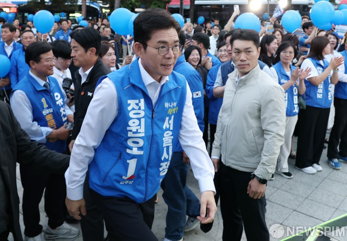 연단 오르는 정원오 서울시장 후보