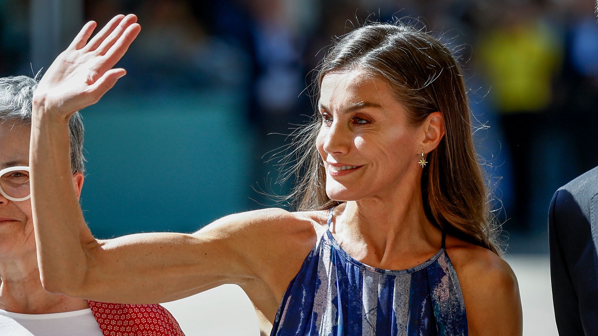 La reina Letizia estrena el verano en la Feria del Libro con el vestido ...