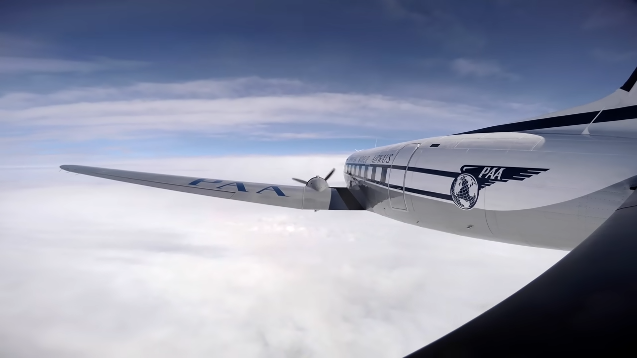 Watch a vintage plane leave Greenland over ice and ocean - "Cold route"