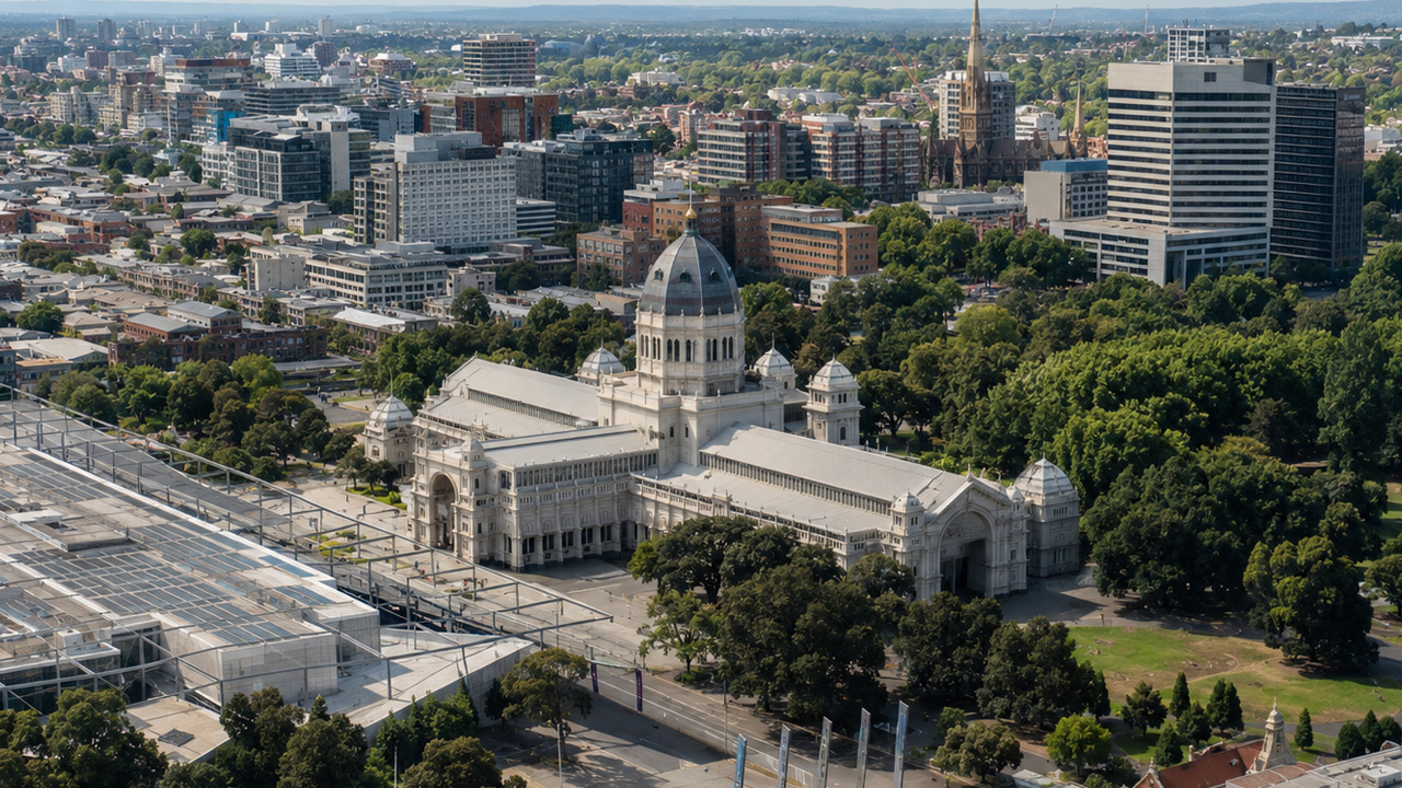 Royal Exhibition Building cercado pelo skyline de Melbourne