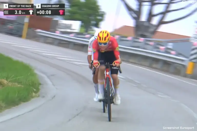 Ploegleiders trekken aan bel na nieuw heikel motor-moment Giro ...