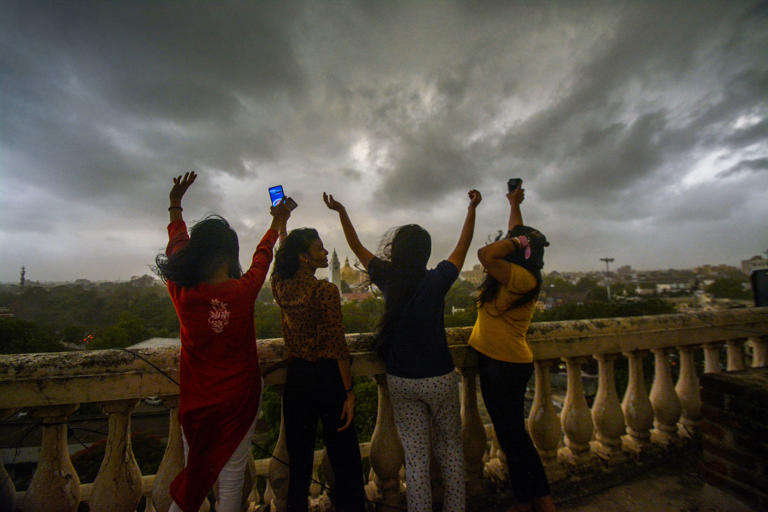 Thunderstorms, heavy rain lash Kolkata, South Bengal