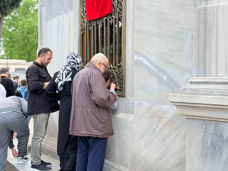 Fâtih Sultan Mehmed Han Türbesi’nde yoğunluk oluştu