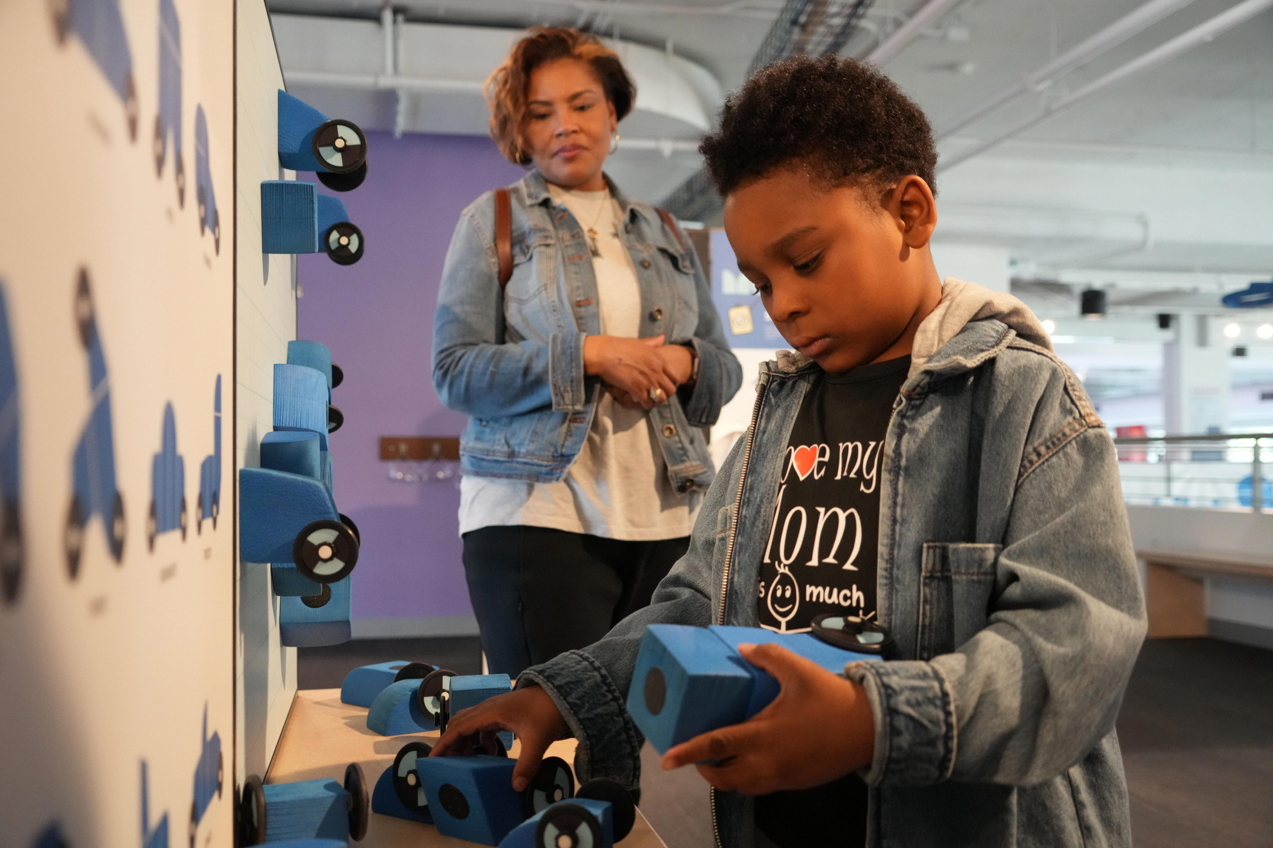 Traveling Mobilab lets Discovery World kids design and test vehicles