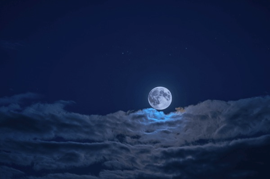 Zondag blauwe maan aan de hemel, maar wordt die ook zichtbaar?