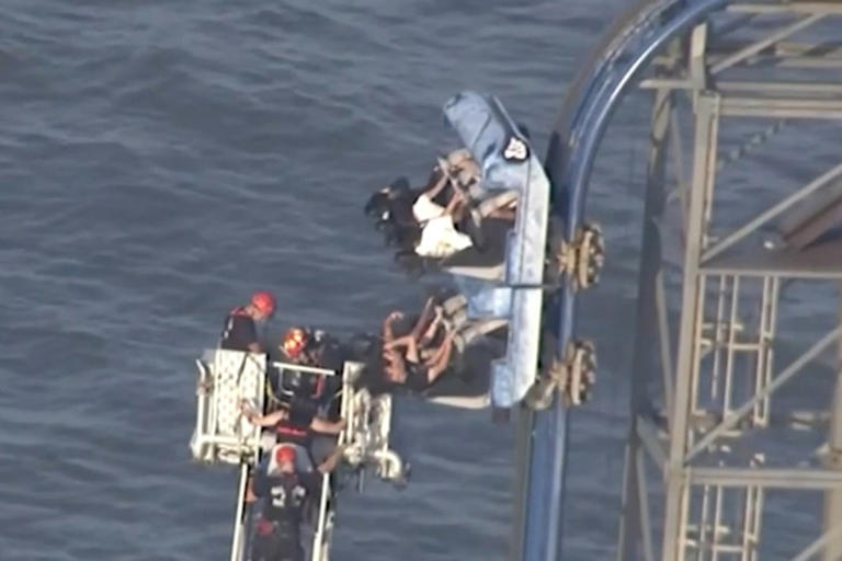 Students rescued from Texas roller coaster after hours dangling from ...