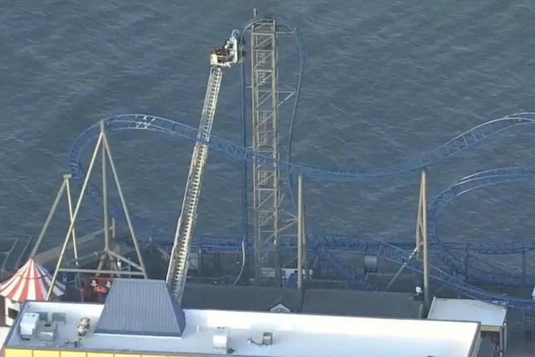 Horrific moment students left dangling vertically on rollercoaster at ...