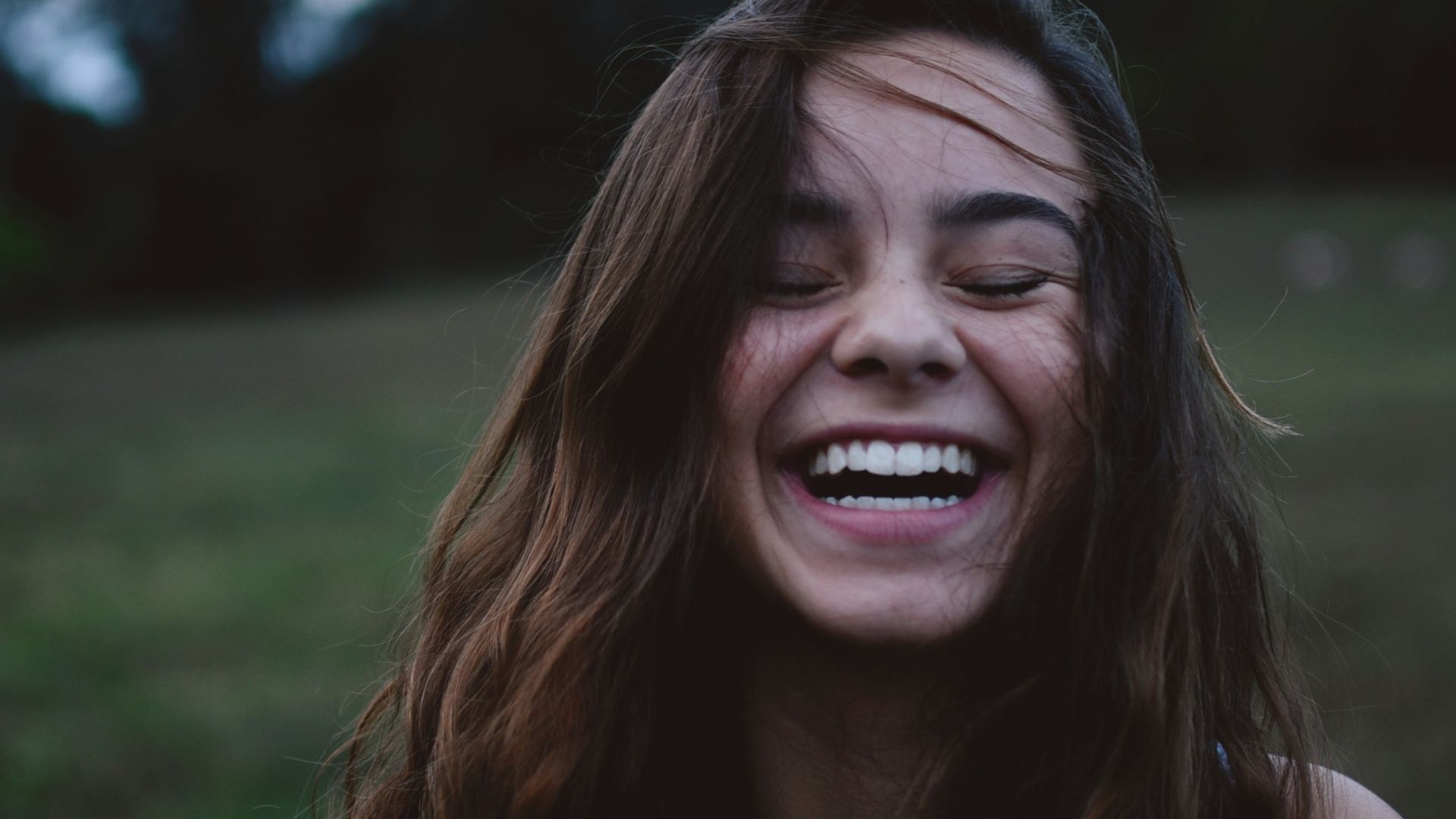 20 signs you're the pretty one in your friend group
