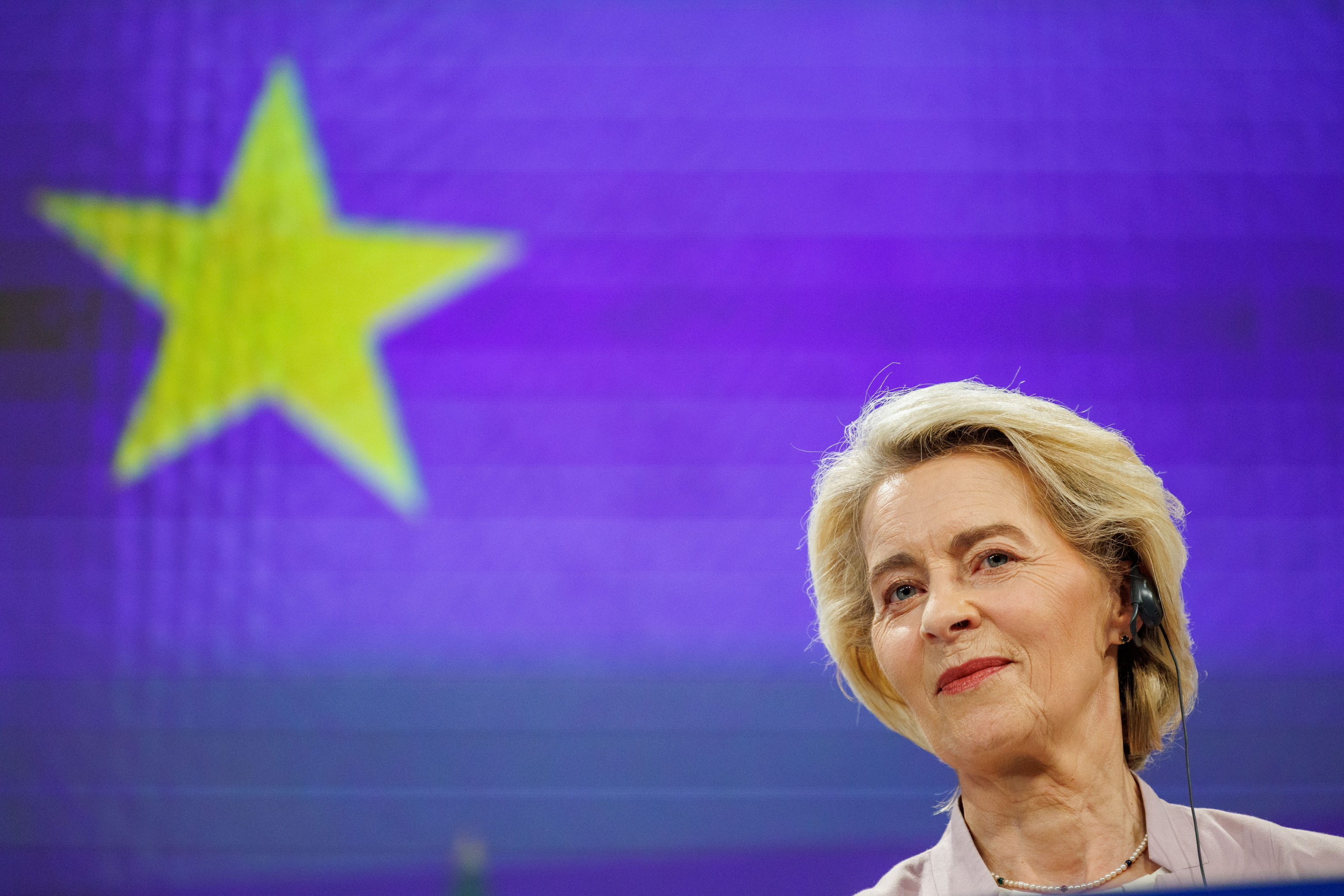 EC gives Italy thumbs up on tax, banks, labour market
