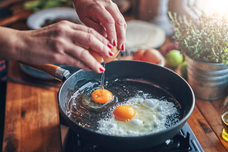 Fried eggs taste so much better if you add 1 ingredient to the pan ...