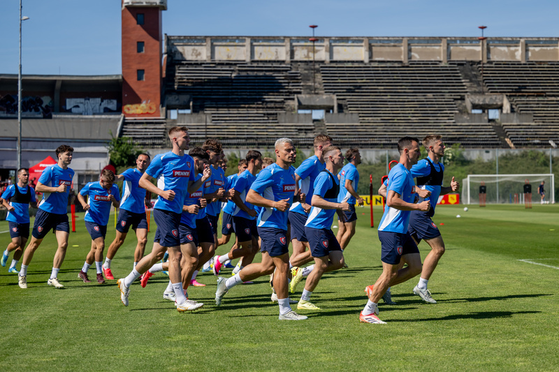 Čeští fotbalisté už jsou v dějišti MS, po nočním letu dorazili do New Yorku