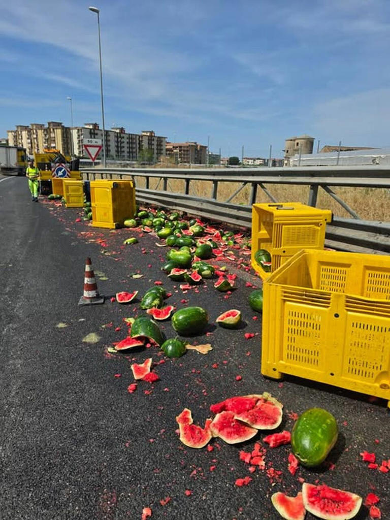Camion perde il carico di angurie dopo l'incidente sulla Salerno-Reggio ...