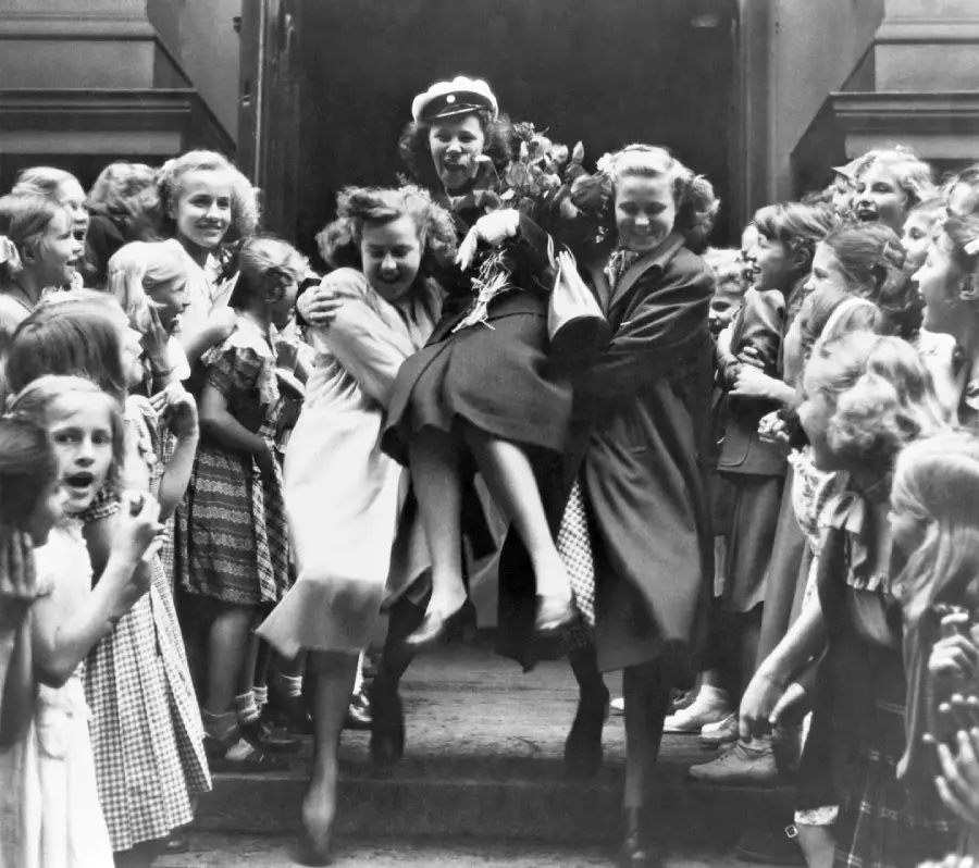 20 photos of what high school graduations looked like in the mid-1900s