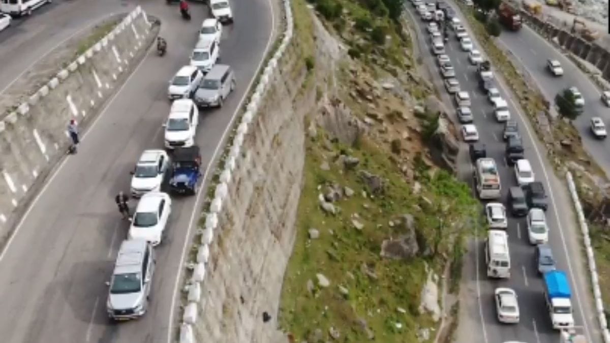Traffic jams, packed hotels, overcrowded roads—heatwave sparks tourist ...