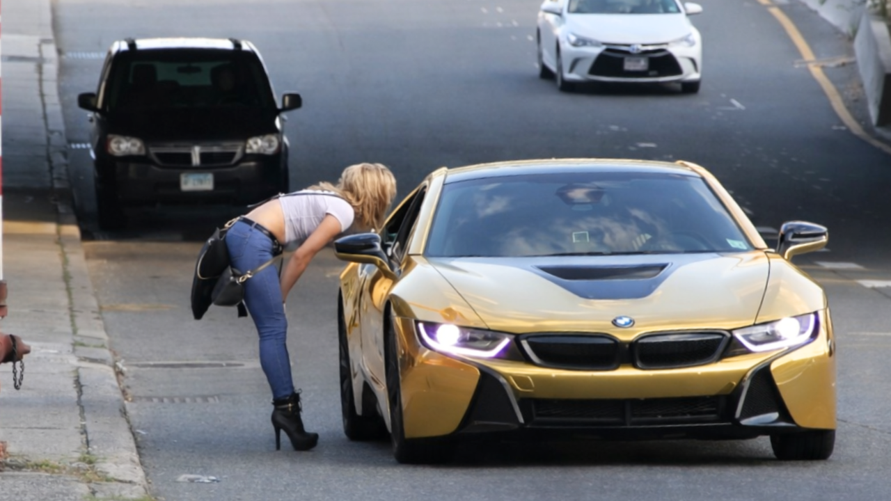 Gold digger prank exposed in public