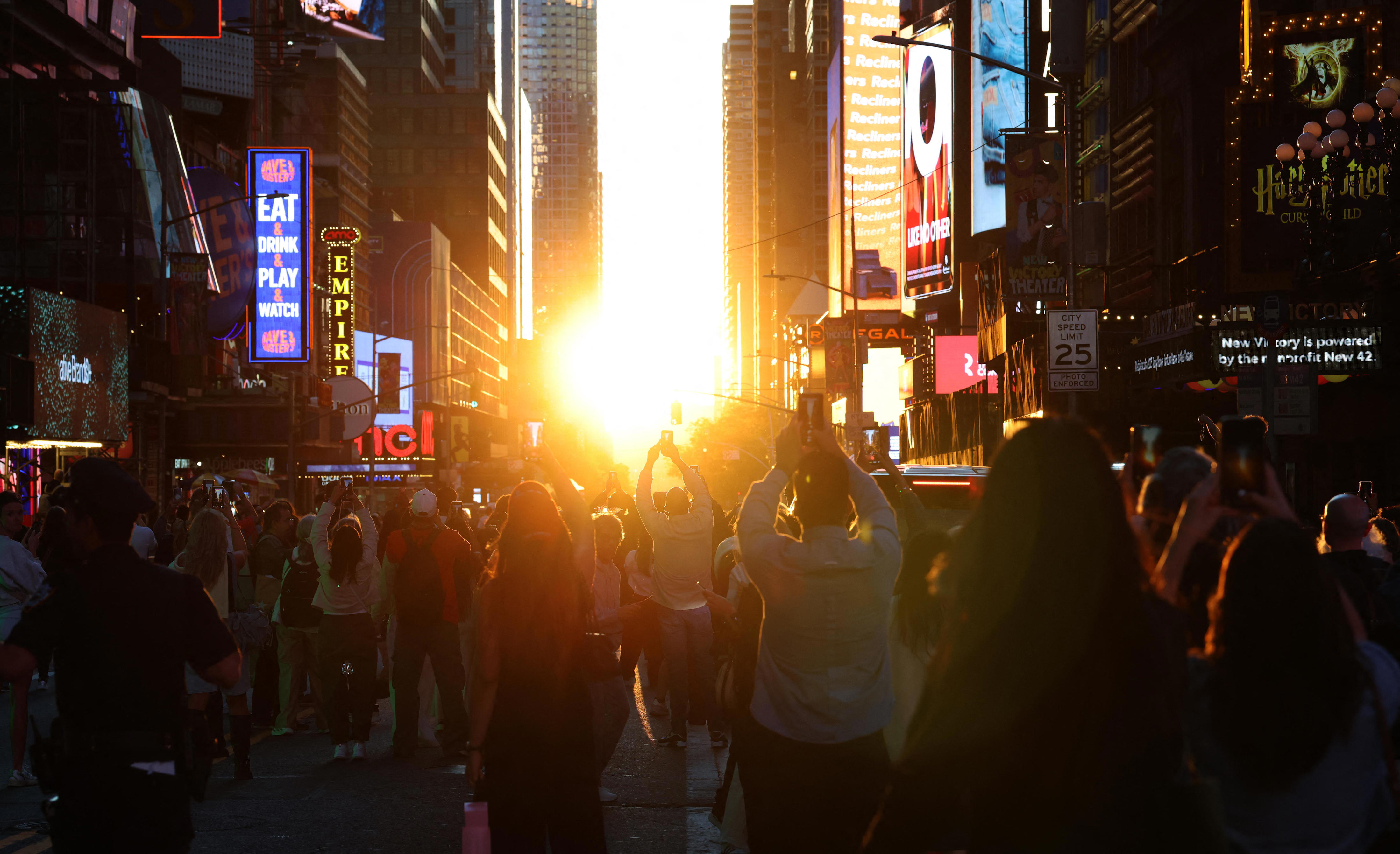 Manhattanhenge phenomenon continues tonight