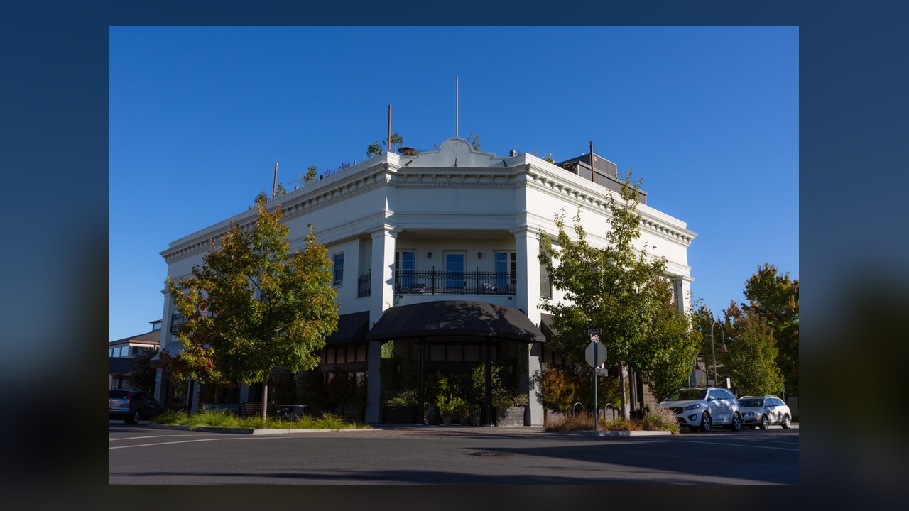 One square, three valleys, zero freeways: Healdsburg runs on foot ...