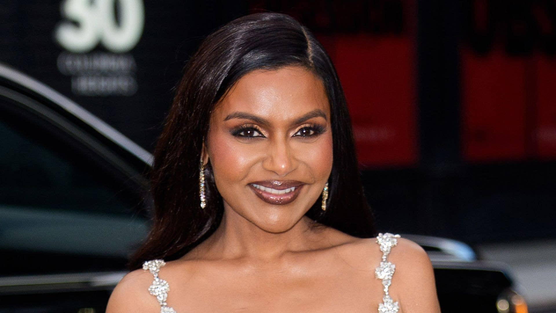 Mindy Kaling highlights tiny waist in glittery gold gown after 40lbs ...