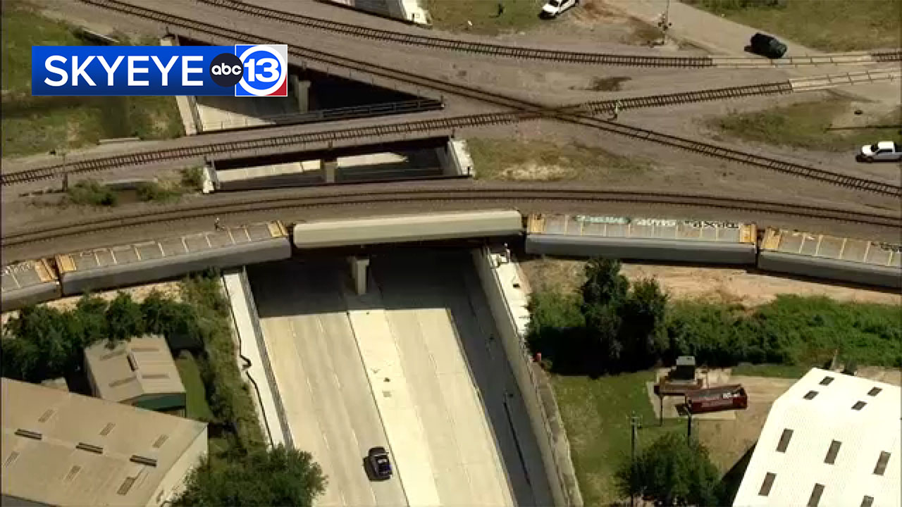 SkyEye13 shows 11 train cars off tracks in aftermath of train ...