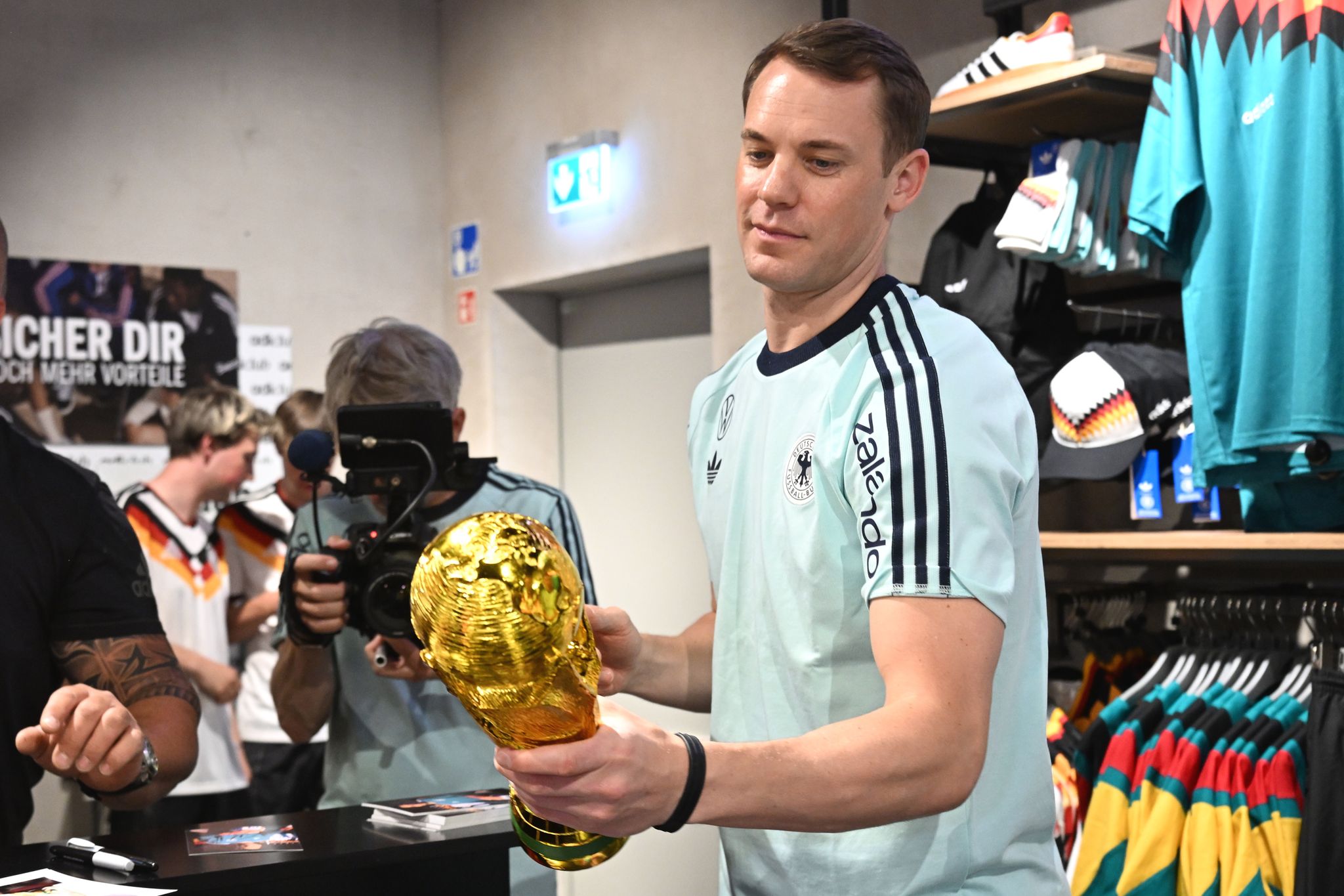 Some 1,000 fans attend autograph session with Germany keeper Neuer