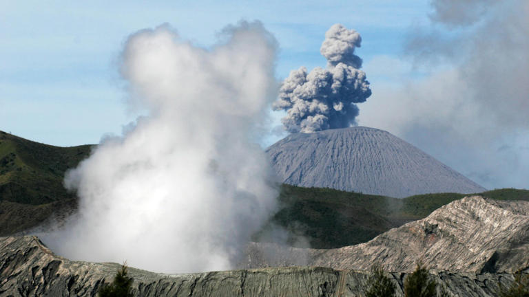 Mount Lewotobi Laki-Laki in Indonesia is still tremoring at alert level ...