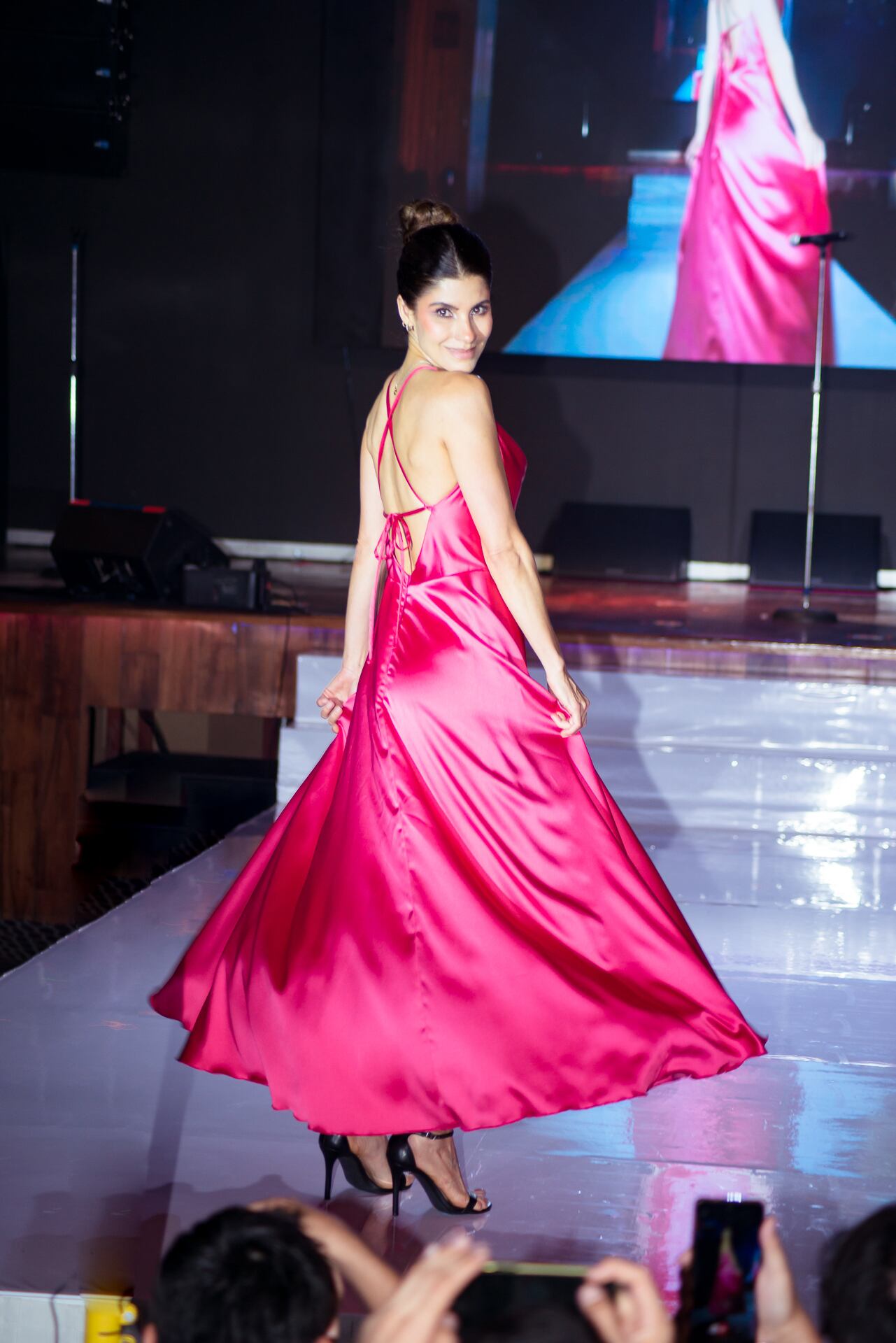 Sara García presenta "Lluvia de estrellas", vestidos para graduación