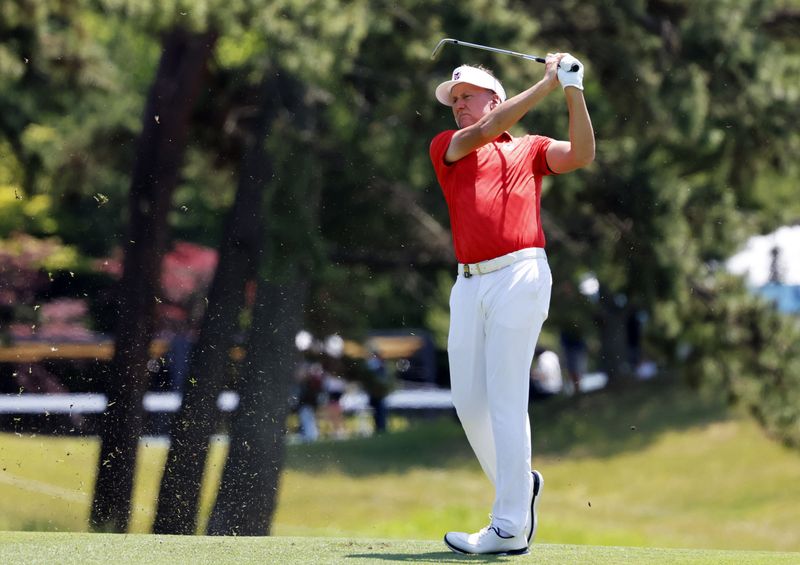 Ian Poulter plays on torn meniscus, surgery set for September