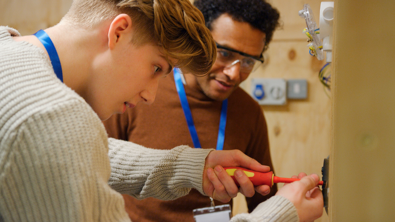 Government promises 300,000 new work experience and training places to ...